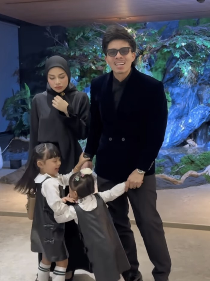 Momen Anak Pertama dan Kedua Rebutan Atta Halilintar, Aurel Cuma Pasrah