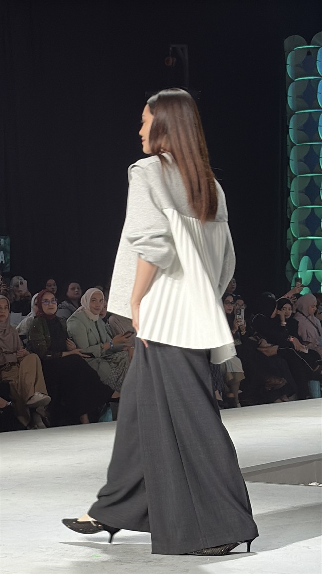 Potret Aaliyah Masaid Jadi Model Catwalk Jakarta Muslim Fashion Week