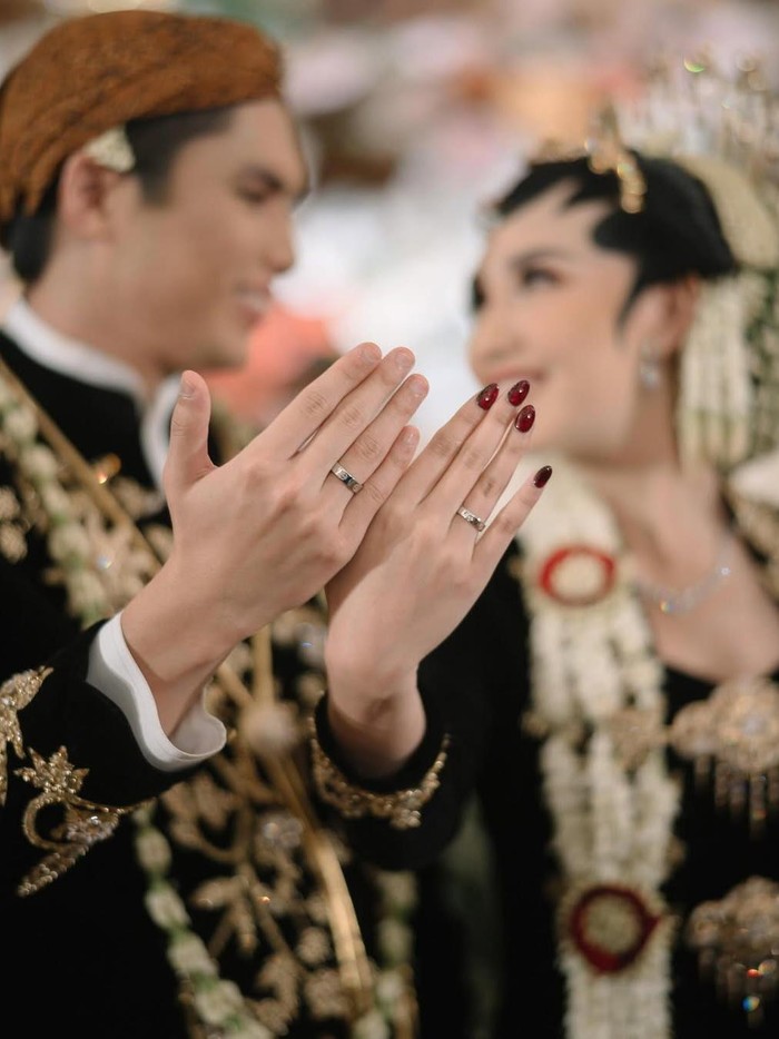 Pernikahan Luna Shabrina dengan Raden Mas Axel Caesario Efian Kental ...