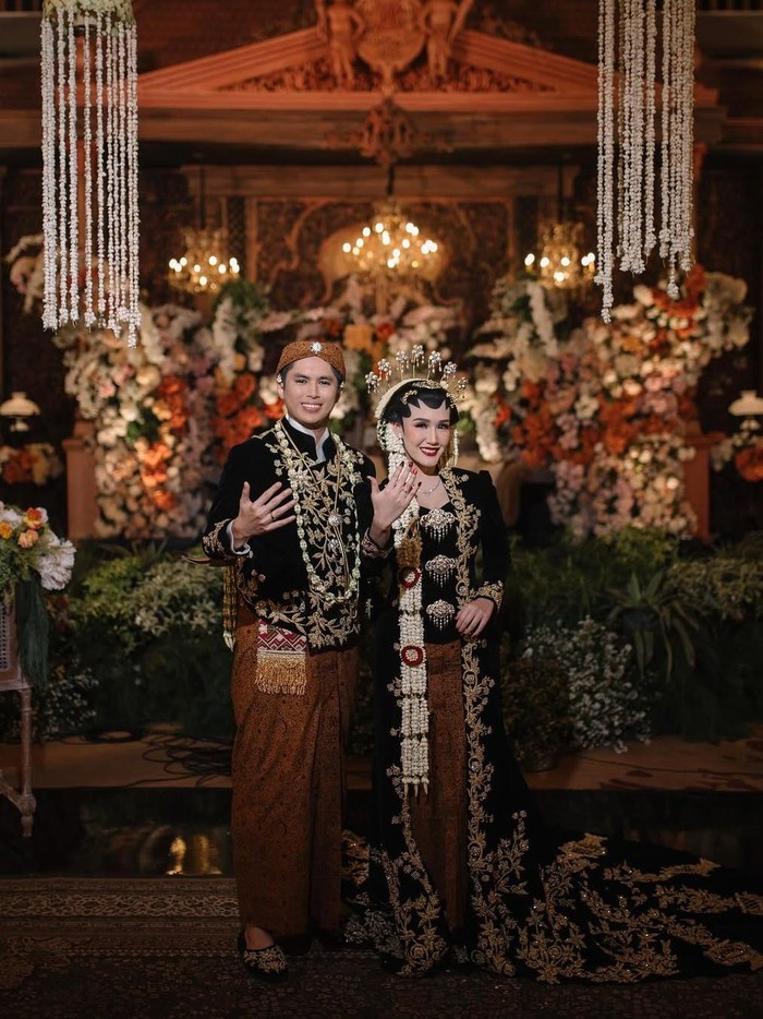 Pernikahan Luna Shabrina dengan Raden Mas Axel Caesario Efian Kental ...
