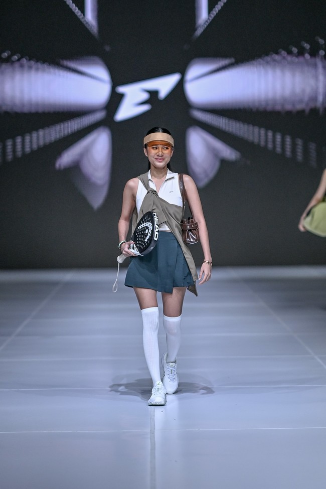 Foto: Gaya Azizah Salsa di Catwalk JFW 2026, Bikin Brand Erspo Minta Maaf