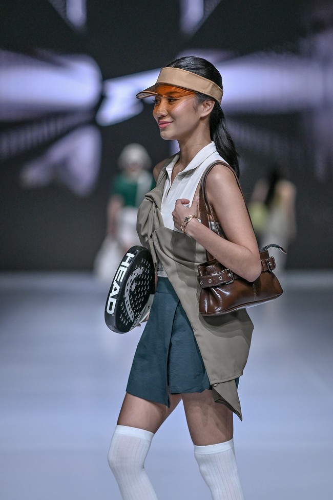 Foto: Gaya Azizah Salsa di Catwalk JFW 2026, Bikin Brand Erspo Minta Maaf