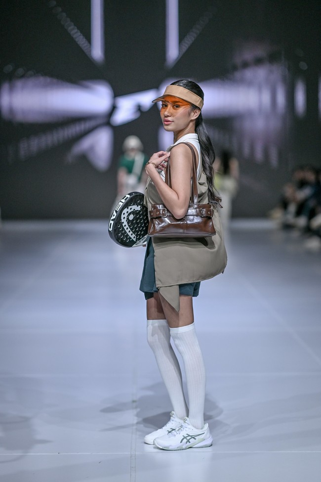 Foto: Gaya Azizah Salsa di Catwalk JFW 2026, Bikin Brand Erspo Minta Maaf