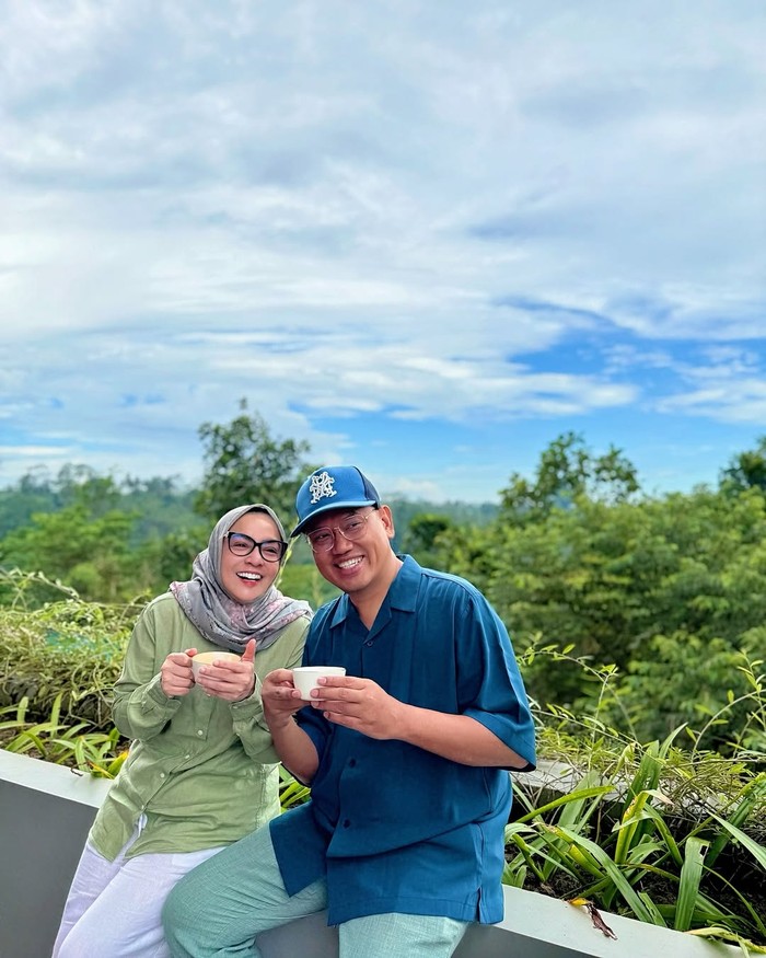 Momen Hangat Astrid Kuya Makan Bareng Suami dan Keluarga