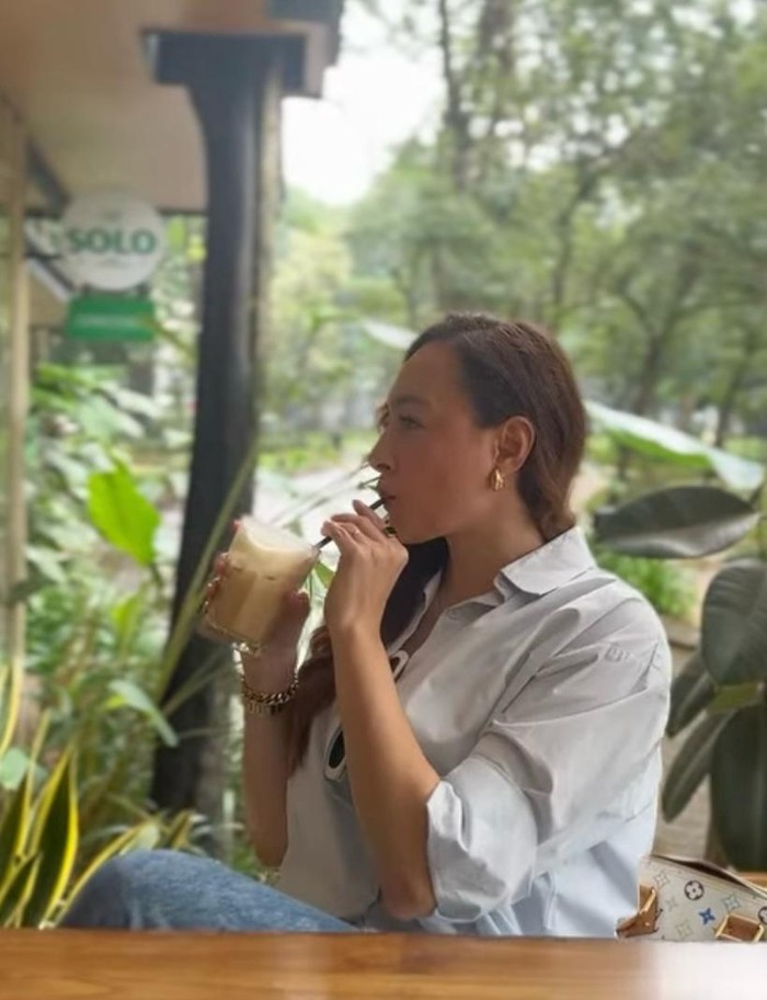 Keseruan Dewi Rezer Ngopi di Kafe hingga Masak di Rumah