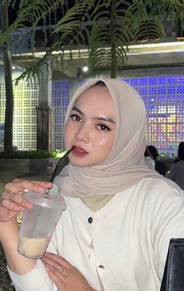 Pose Anggun MUA Berhijab Ternyata Laki-laki, Dijuluki 'Sister Hong Lombok'
