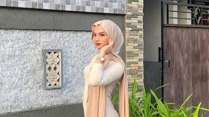 Pose Anggun MUA Berhijab Ternyata Laki-laki, Dijuluki 'Sister Hong Lombok'