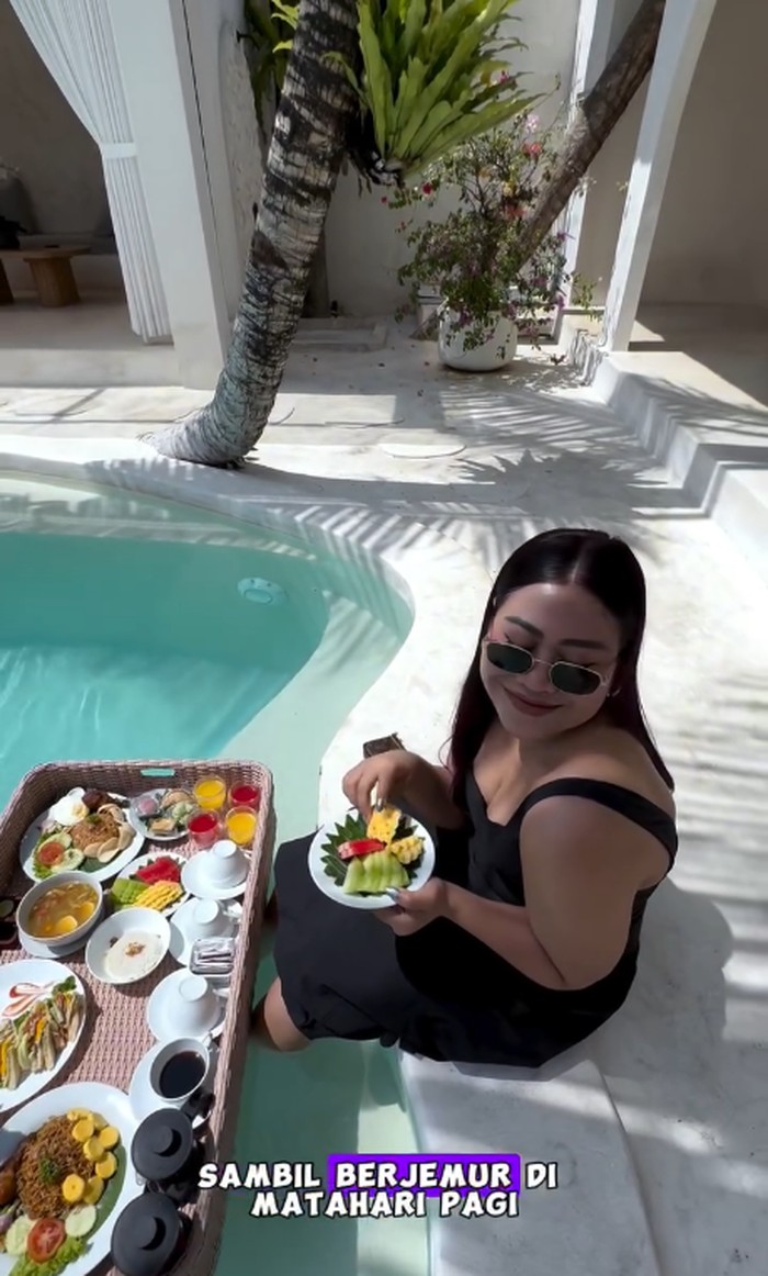 Potret Boiyen Makan Sate Saat Prewedding dan Cicip Floating Breakfast