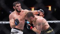 Islam Makhachev Pecahkan Sejarah! Rebut Sabuk Welter dan Jadi Raja Dua ...