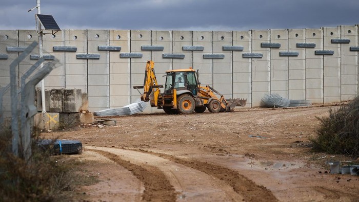 Israel Bangun Tembok Beton di Perbatasan Selatan, Lewati 'Garis Biru' PBB
