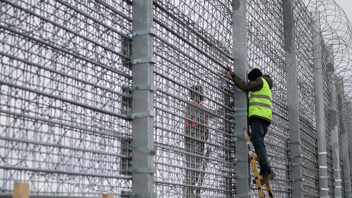 Israel Bangun Tembok Beton di Perbatasan Selatan, Lewati 'Garis Biru' PBB