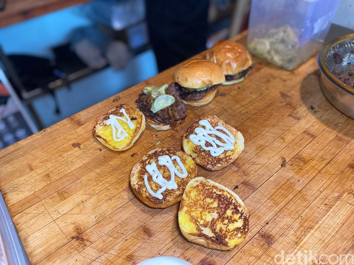 Unik Banget! Ada Gerai Burger ala Amerika Berkonsep Angkringan