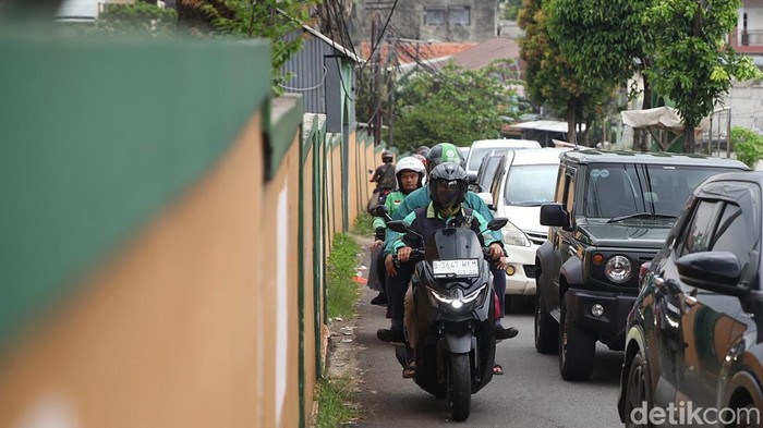 Proyek Galian di Bintaro Meluas, 'Jalan Tikus' Ikut Macet
