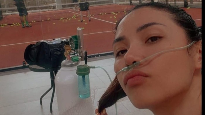 Mezty Mez Blackout Saat Latihan Padel