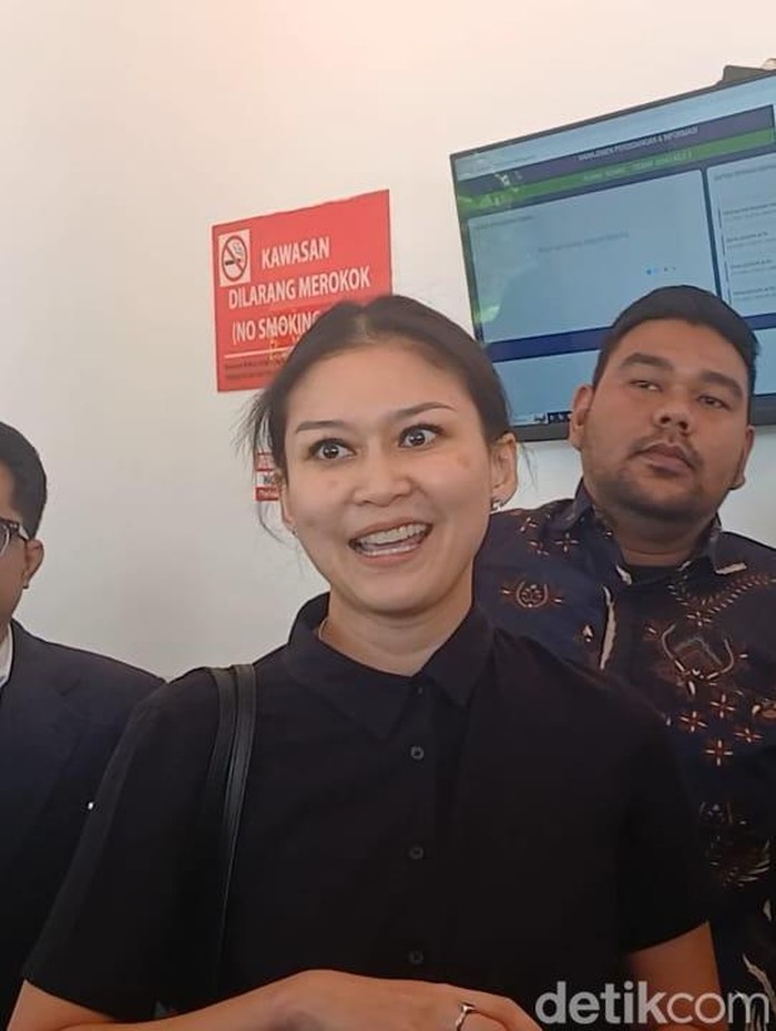 Potret Marissa Anita Hadiri Sidang Perdana Cerai, Santai Usai Meditasi