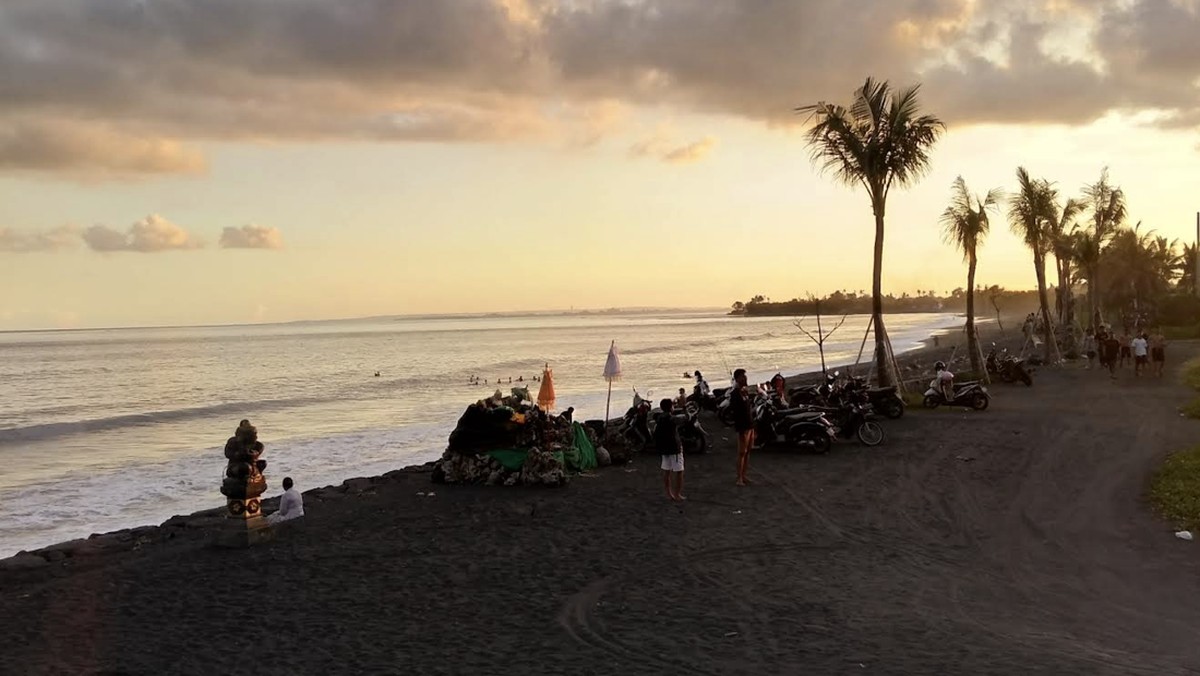 Mengunjungi Pantai Purnama, Suasana Tenang Jauh dari Hiruk Pikuk Bali