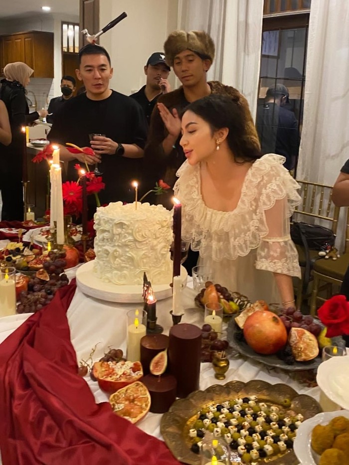 Keseruan Ultah ke-29 Ariel Tatum, Daffa Wardhana Jadi Count Orlok di ...