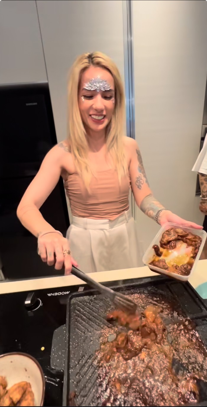 Potret Sheila Marcia Saat Ngemil Buah hingga Pie Susu