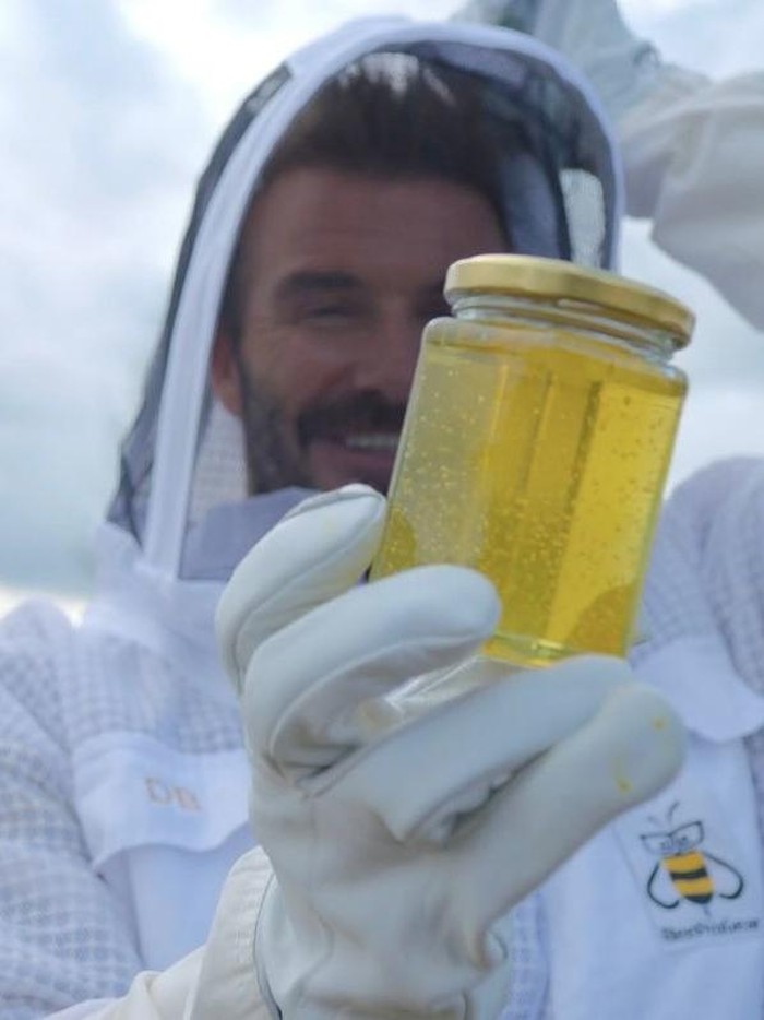 David Beckham Gak Cuma Urus Kebun, Ternak Ayam, Lebah, tapi Juga Bikin Kue