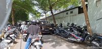 Bandel, Banyak Warga Parkir Liar di Jalan Mahoni Bikin Macet Saat Jam Kerja