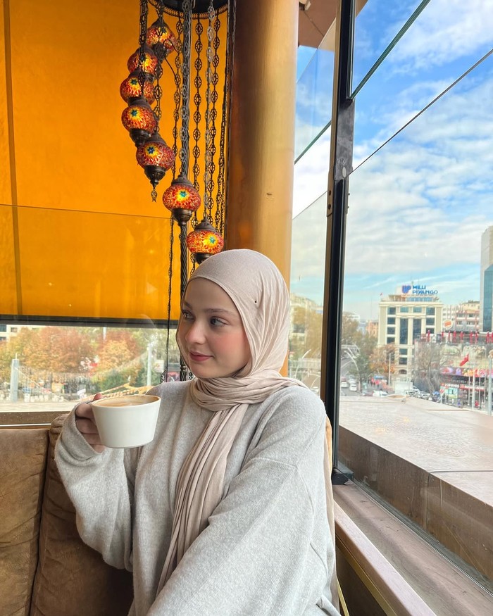 Cantiknya Selebgram Tugba Kiara saat Kulineran di Istanbul hingga Bali