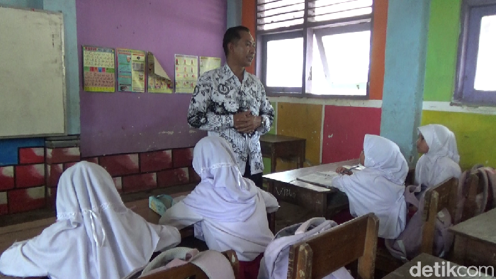 Kisah Pak Ribut 22 Tahun Jadi Guru Honorer, Pernah Terima Gaji Rp 25 Ribu