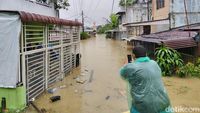 Medan Banjir Parah, Rumah Warga Terendam Air hingga Atap