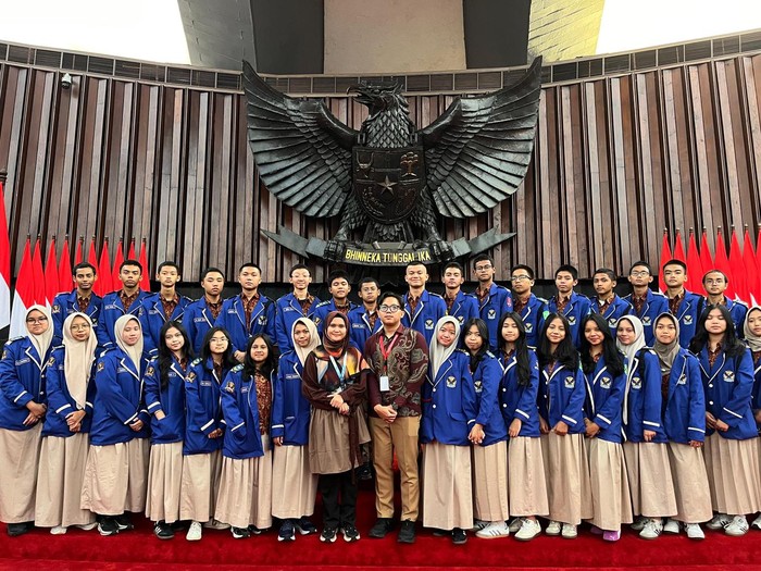 Legislatrip 2025 Siswa SMA Labschool Ciracas, Belajar Demokrasi di ...