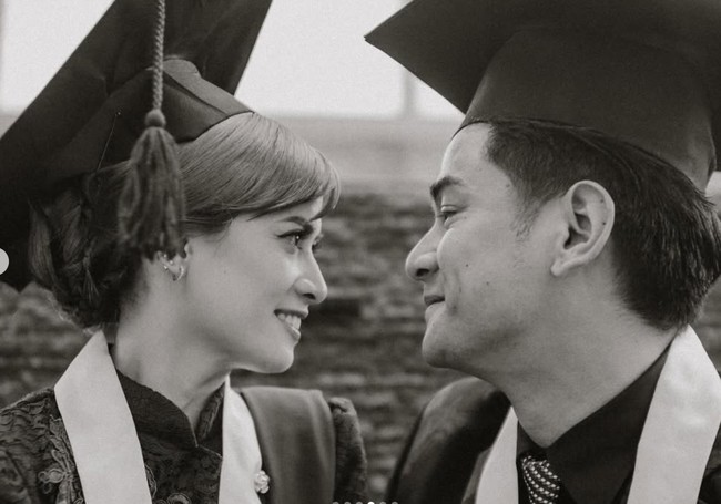8 Foto Chika Jessica & Dwi Andhika Wisuda Bareng, Gandengan Mesra-Cium Pipi