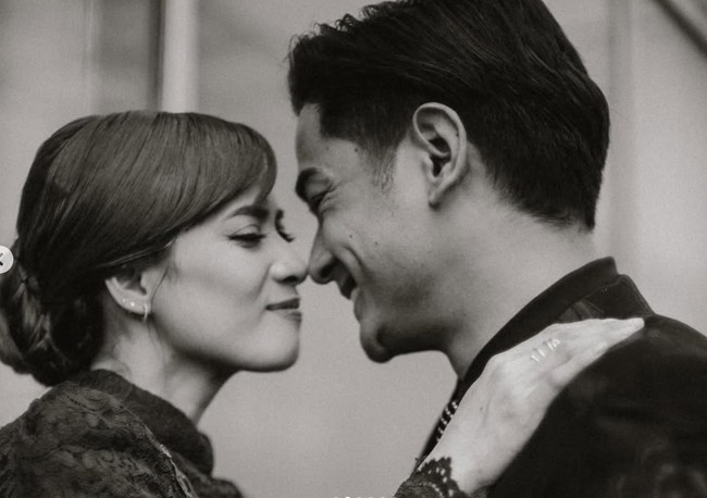 8 Foto Chika Jessica & Dwi Andhika Wisuda Bareng, Gandengan Mesra-Cium Pipi