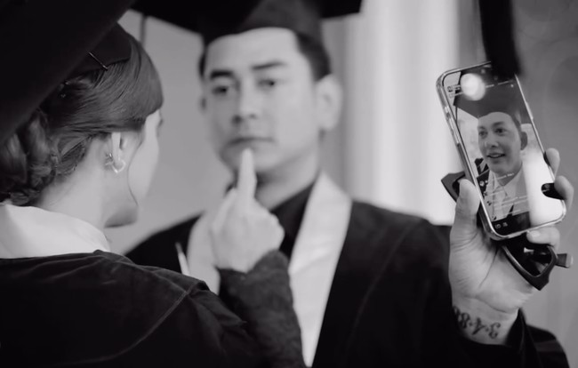 8 Foto Chika Jessica & Dwi Andhika Wisuda Bareng, Gandengan Mesra-Cium Pipi