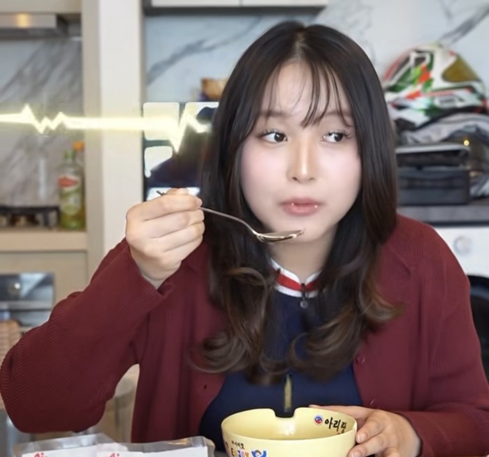 Kompak! Momen Seru Vior Menikmati Duren dan Ngopi Bareng Suami