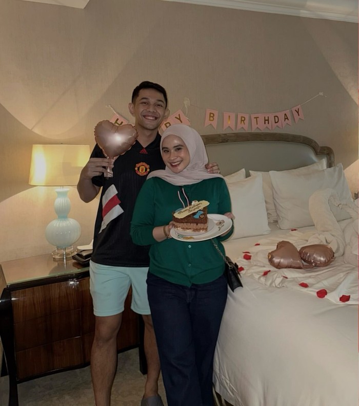 Romantisnya Fajar Alfian dan Istri Saat Makan Malam di Restoran Rooftop