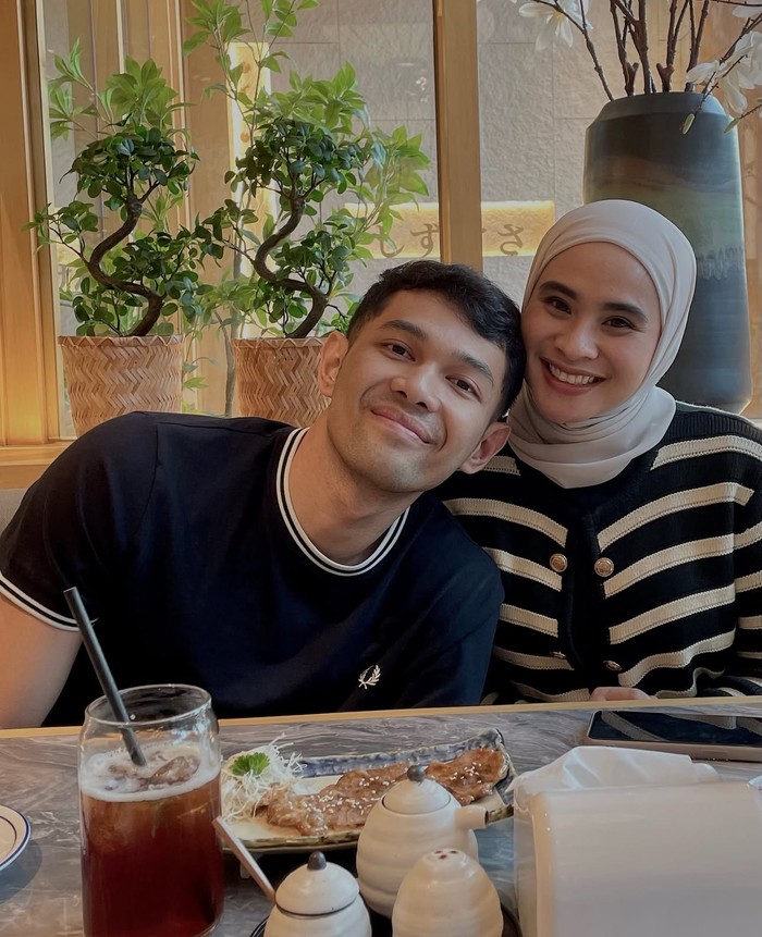 Romantisnya Fajar Alfian dan Istri Saat Makan Malam di Restoran Rooftop