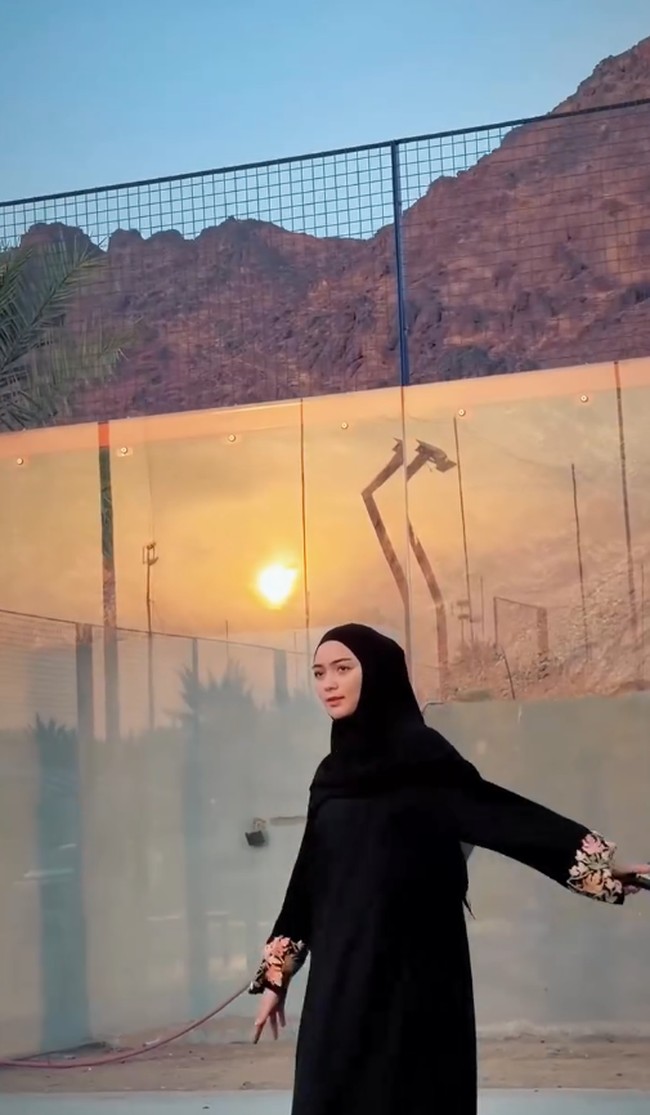 Tak Biasa! 7 Gaya Citra Kirana Pakai Abaya & Hijab Syari Saat Padel di Madinah