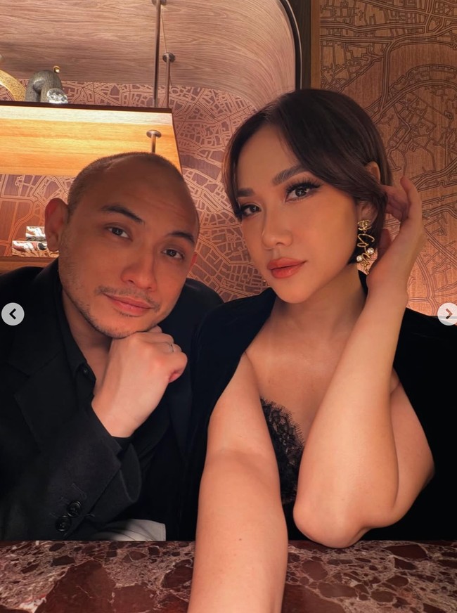 Potret BCL & Tiko Aryawardhana Rayakan Anniversary, Tampil Couple Serba Hitam