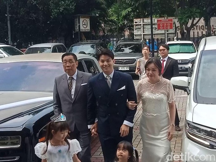 Potret Brisia Jodie dan Jonathan Alden Pemberkatan Nikah di Katedral