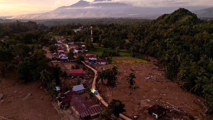 Duka Warga Agam Mencari Istri yang Hilang di Tengah Bencana