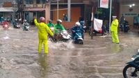 Jalan Radar Auri Depok Banjir Usai Hujan Deras, Sejumlah Motor-Mobil Mogok