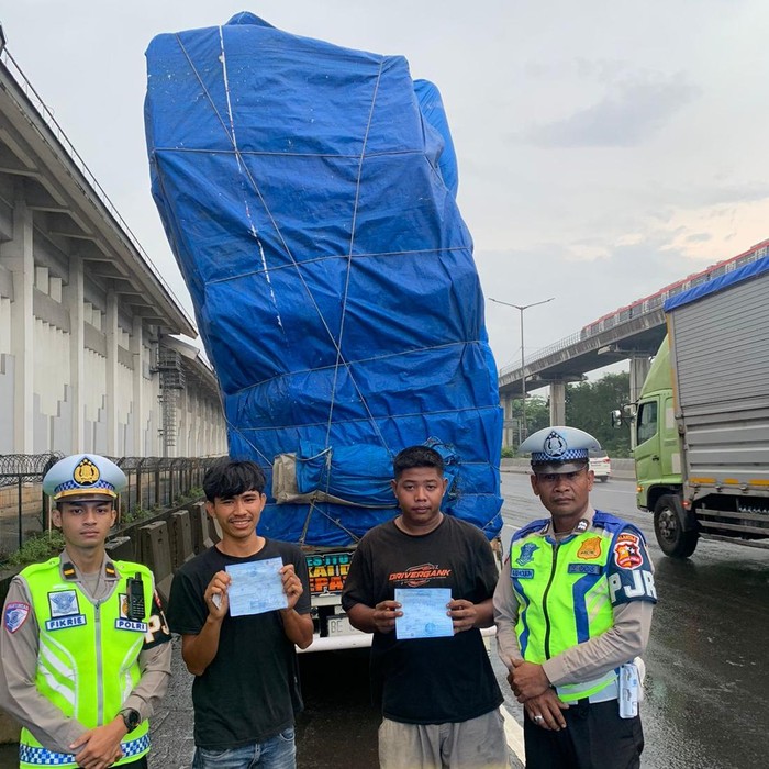 Pikap Overload di Tol Japek Ditilang Polisi, Muatannya Membahayakan