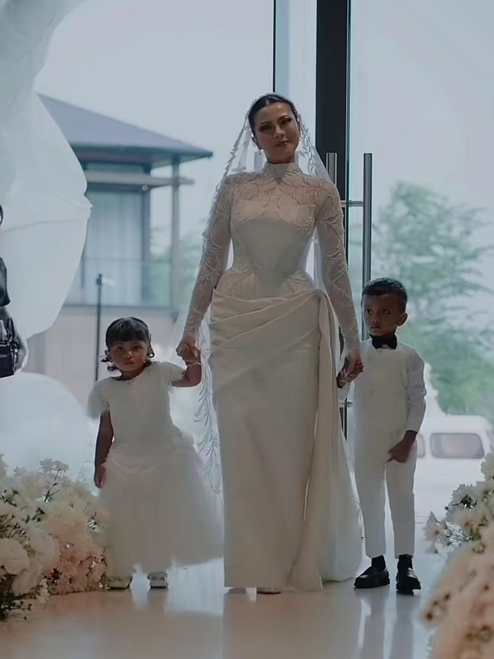 Hanum Mega Didampingi 2 Anak, Resmi Menikah dengan Rafly Febian