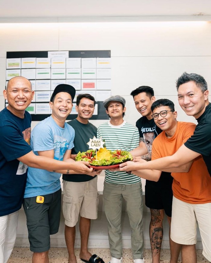 Keseruan Indra Jegel Makan Bareng Keluarga dan Pemeran 'Agak Laen'