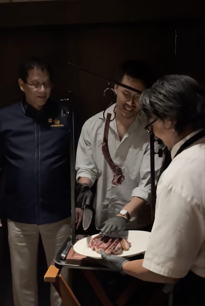 Ketika Menkeu Purbaya Gaya ala Salt Bae, Tabur Garam ke Tomahawk Steak!