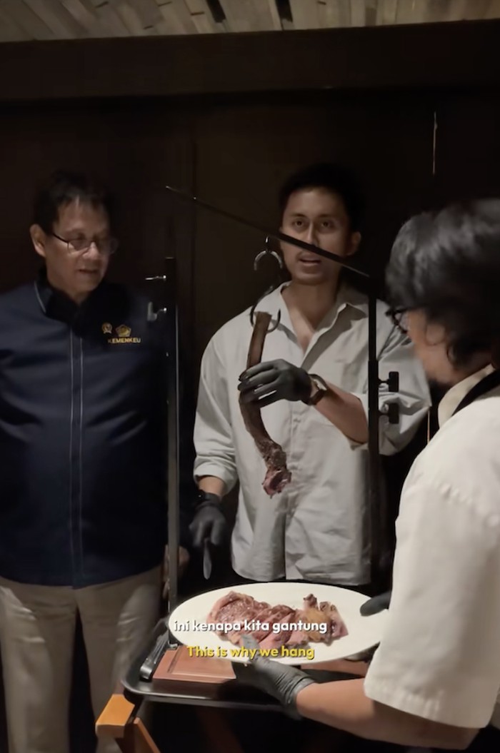 Ketika Menkeu Purbaya Gaya ala Salt Bae, Tabur Garam ke Tomahawk Steak!