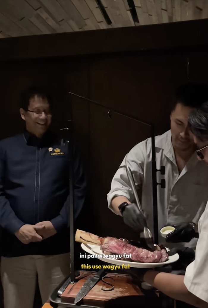 Ketika Menkeu Purbaya Gaya ala Salt Bae, Tabur Garam ke Tomahawk Steak!