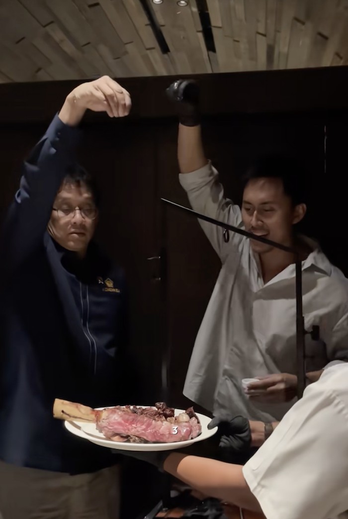 Ketika Menkeu Purbaya Gaya ala Salt Bae, Tabur Garam ke Tomahawk Steak!