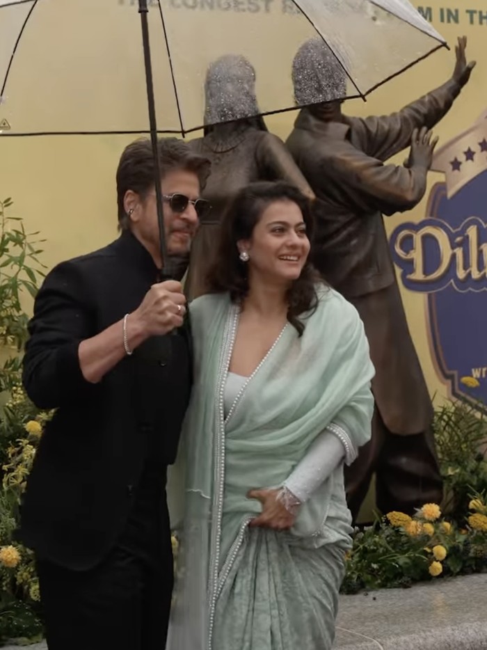 Shah Rukh Khan-Kajol Semringah Patung Raj dan Simran DDLJ Berdiri di London