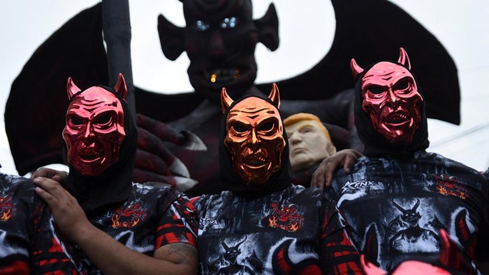 Patung Iblis Bergambar Trump Dibakar dalam Perayaan 'Pembakaran Setan ...