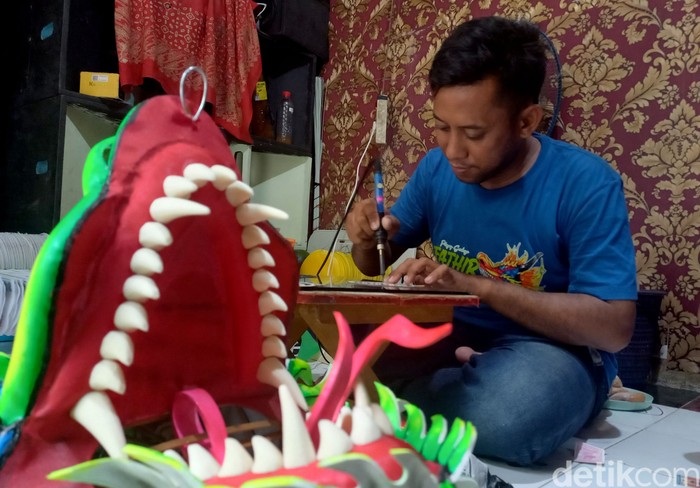 Mengenal Sosok Fathir Pembuat Layangan Naga yang Mendunia