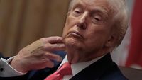 Trump Ungkap Chat Pribadi dari Macron, Bahas Isu Greenland